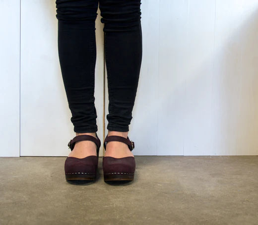Fall Clog Trend: Our Plum Leather on a Dark Wooden Base – Sandgrens