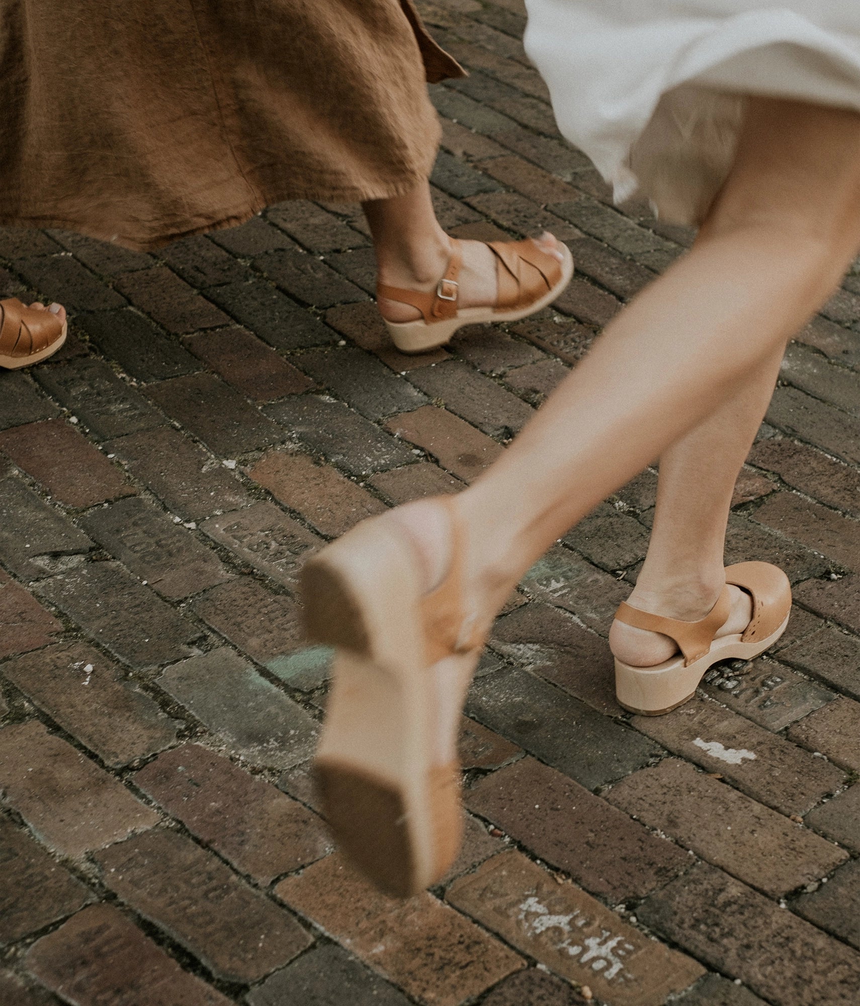 Brett low closed-back clogs in sand | Sandgrens